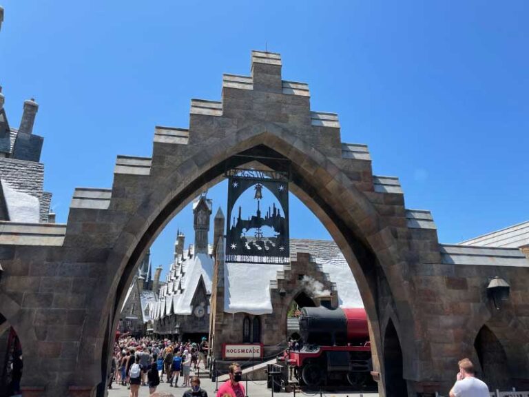 Hogsmeade vs. Diagon Alley at the Universal Orlando Resort - Universal ...